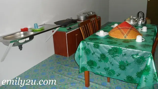 6 Potret Penampakan Rumah Upin Ipin di Dunia Nyata, Kamar Opah dan Kak ...