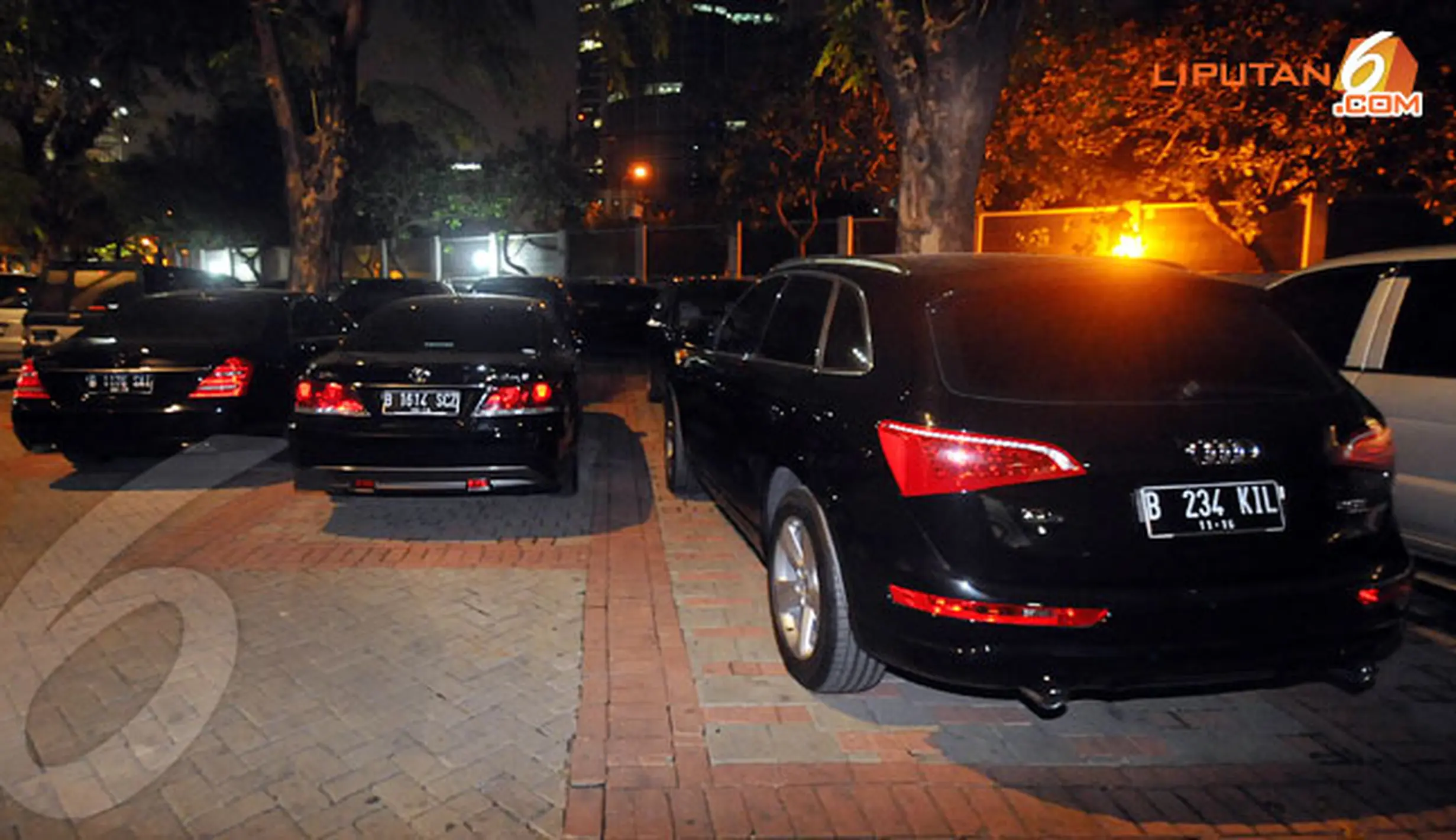 KPK Angkut Mobil Mewah Akil Mochtar - Foto Liputan6.com