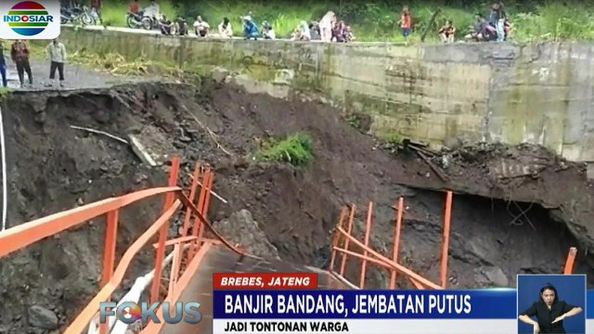 Jembatan Plompong di Brebes Ambruk Diterjang Banjir Bandang - News Liputan6.com