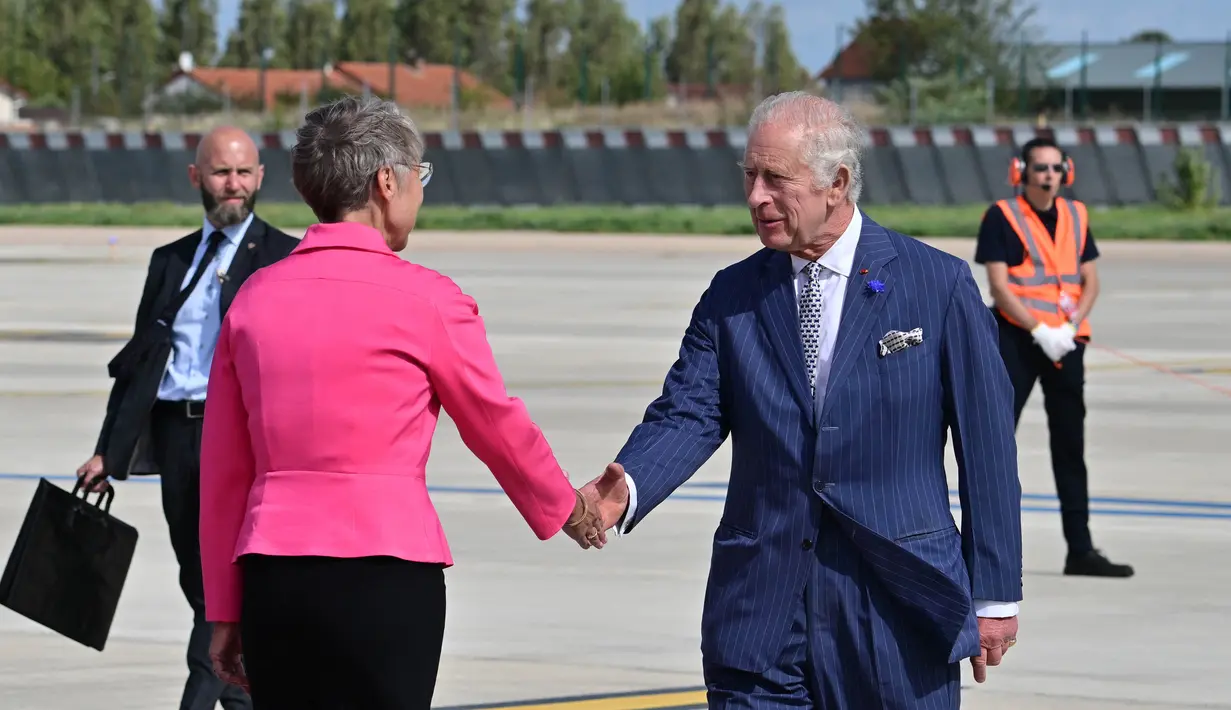 Tiba di Prancis, Raja Inggris Charles III dan Ratu Camilla Disambut PM ...