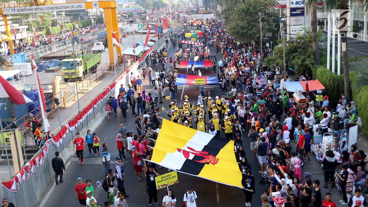 PHOTO: Rayakan 50 Tahun ASEAN, Parade Kostum dan Budaya Ramaikan CFD ...