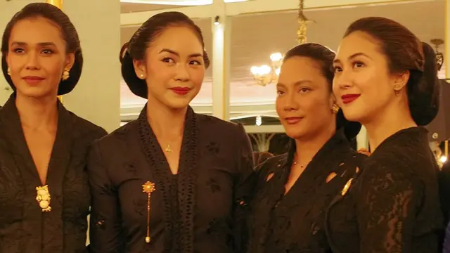 7 Potret Artis Ikut Kirab Malam Satu Suro di Mangkunegaran Solo, Tampil Anggun Menawan - Hot ...