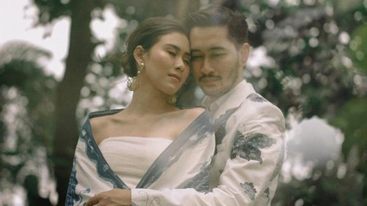 Memakai Batik, Foto Prewed Sahnaz & Jeje Govinda Romantis Abis ...