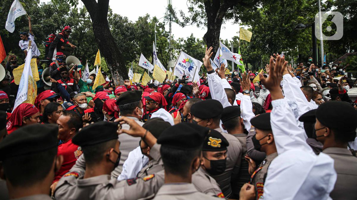 Buruh Tuntut Upah Minimum UMP dan UMK 2024 Naik 15% - Bisnis Liputan6.com