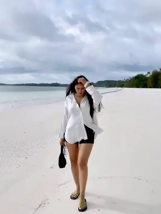 Potret Kalina Ocktaranny di Pantai, Tuai Sorotan - Foto Liputan6.com
