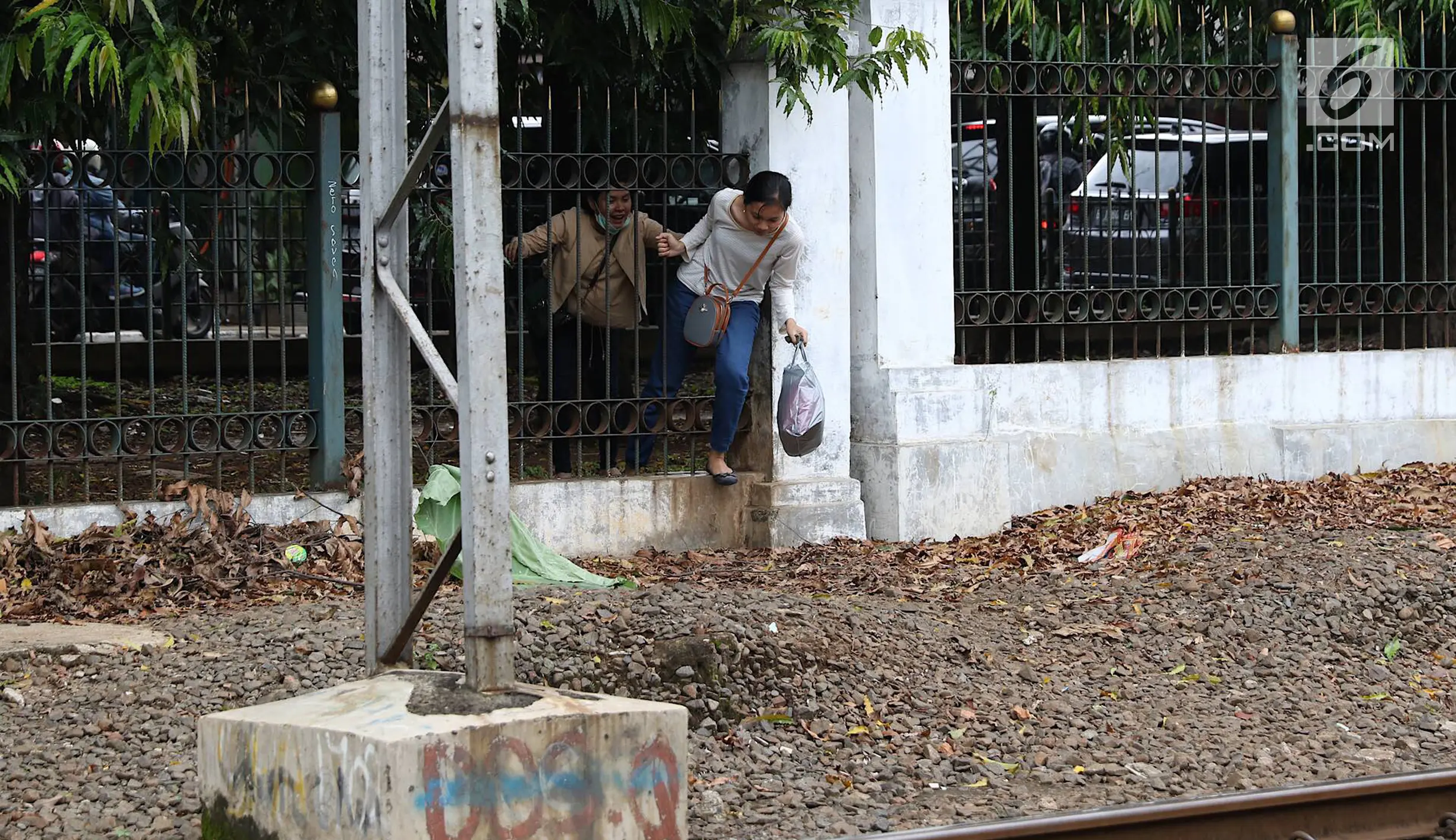 FOTO: Tidak Ada JPO, Warga Terobos Pagar Kereta Api di Lenteng Agung ...