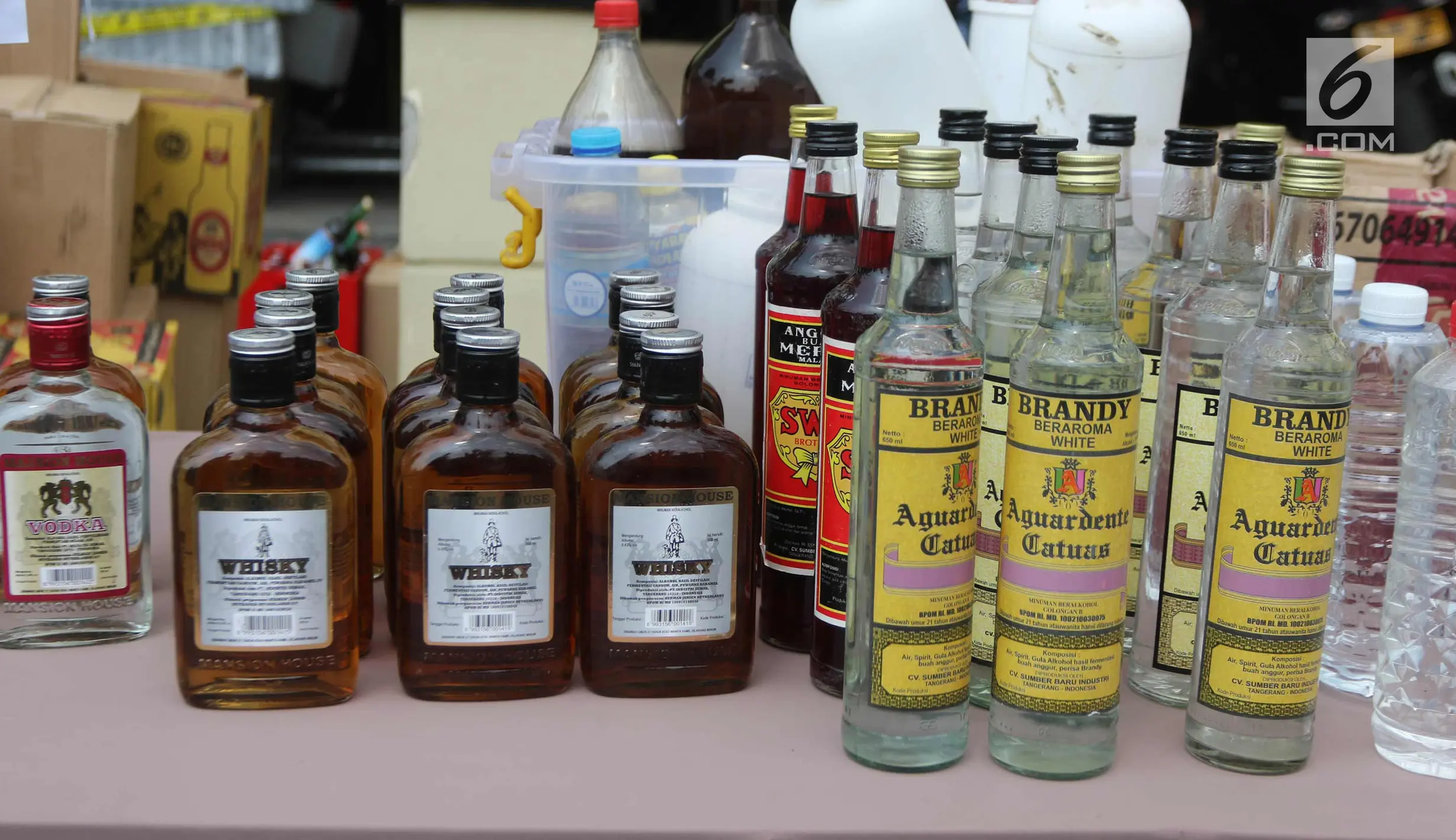 FOTO: Polisi Sita 4.314 Botol Miras Berbagai Merek - Foto Liputan6.com
