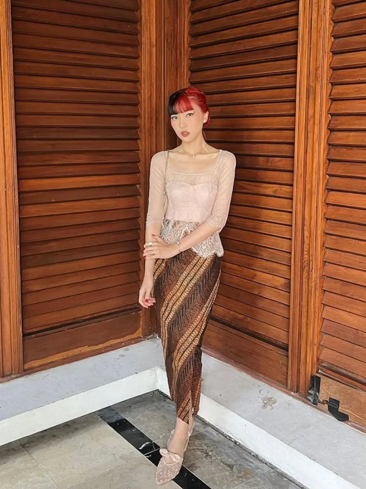 9 Potret Isyana Sarasvati saat Kondangan, Cantik Pakai Kebaya dengan ...