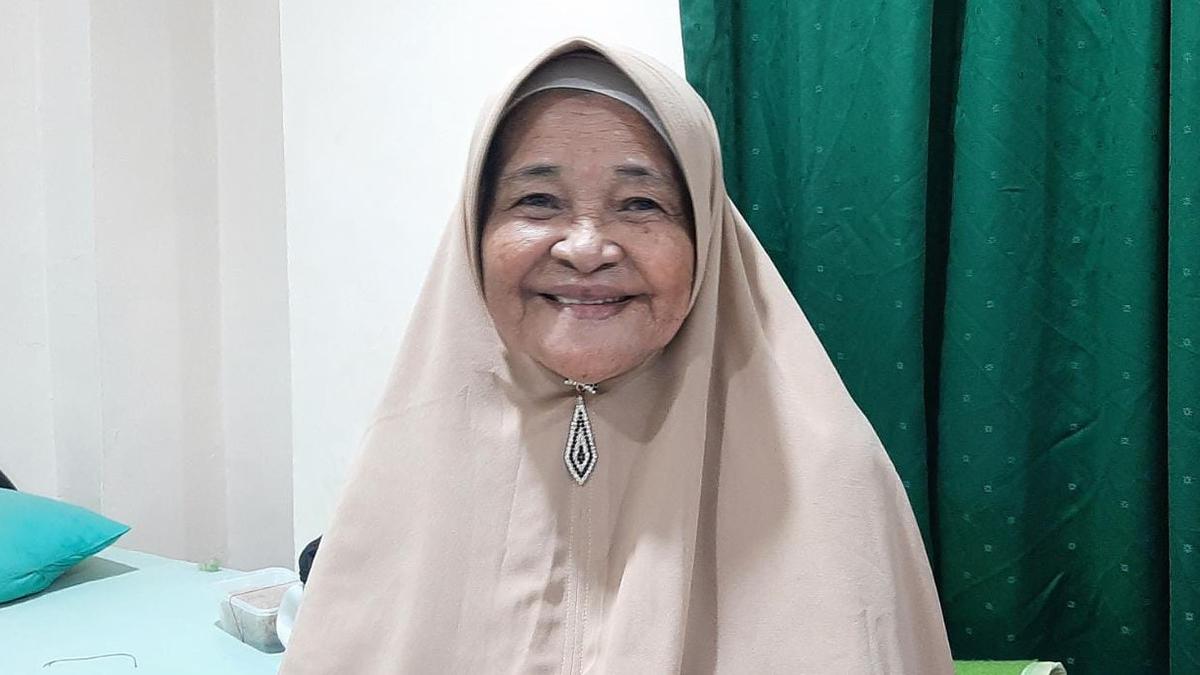 Kisah Perjuangan Nenek Syafura yang Berangkat Haji Tahun Ini, Jualan Kue hingga Bakso - Islami ...
