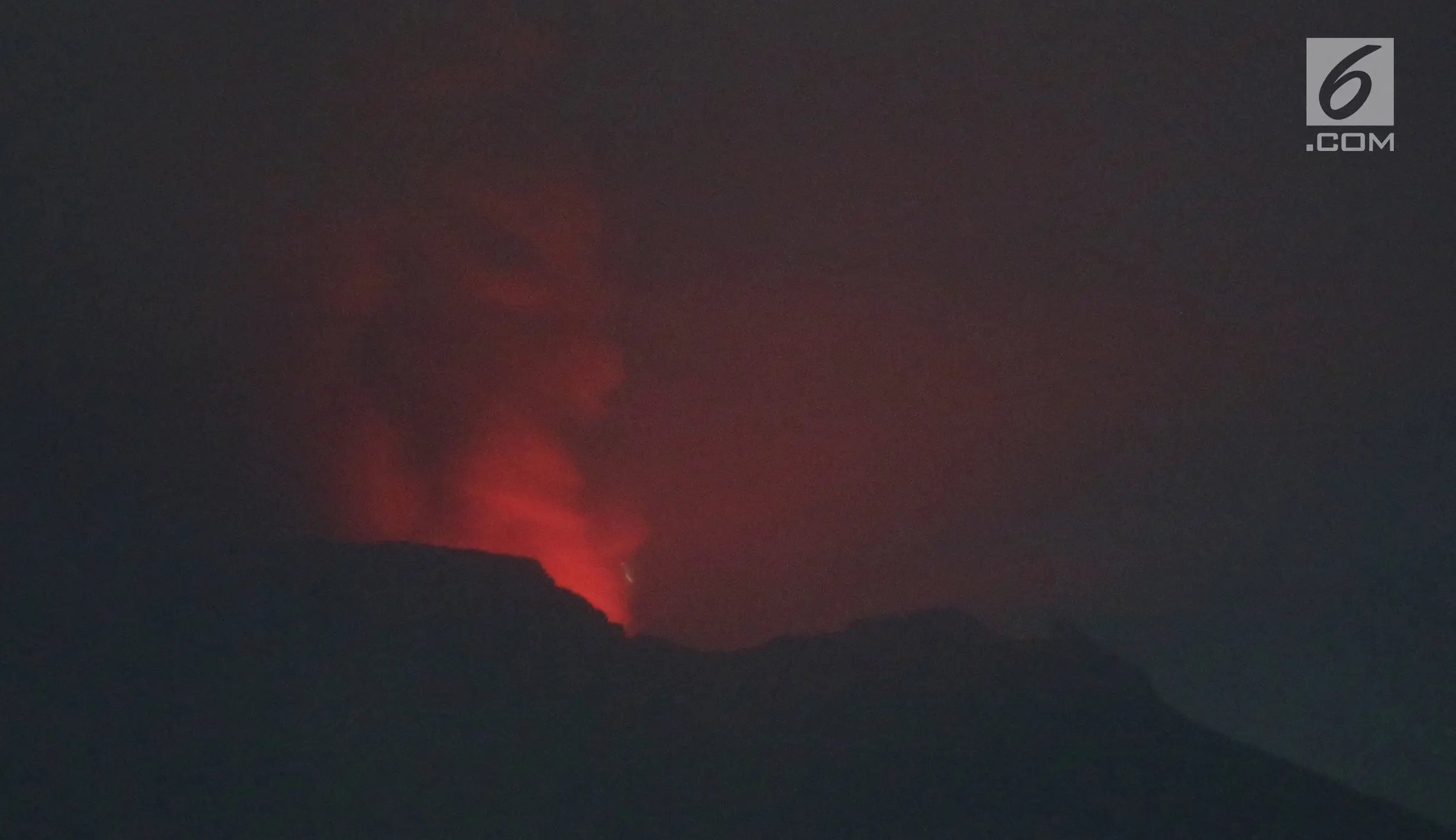 PHOTO: Penampakan Sinar Api yang Menyala Terang di Puncak Gunung Agung ...