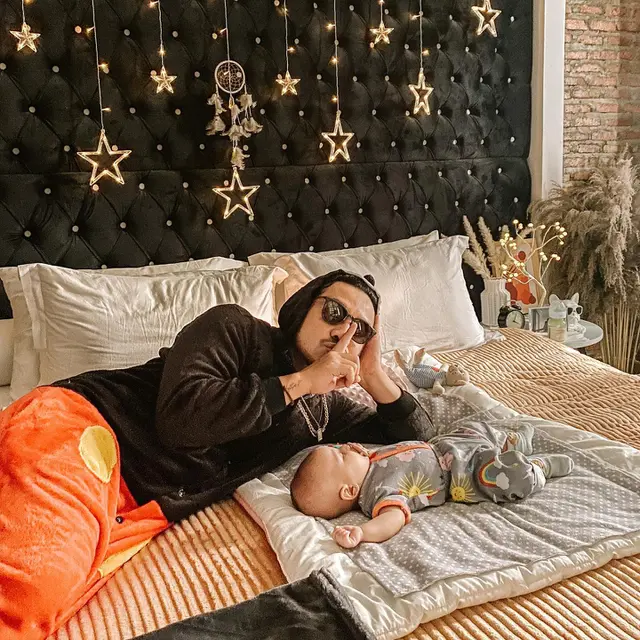 7 Potret Komo Ricky dan Istri Jalani Ramadhan Bersama Buah Hati - Hot ...