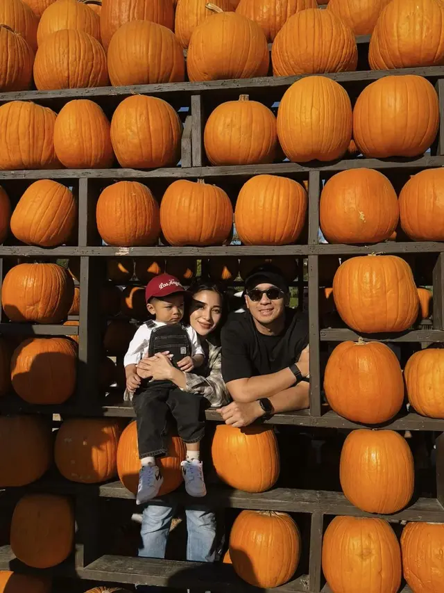 6 Potret Nikita Willy Ajak Baby Issa ke Ladang Labu Amerika, Panen ...