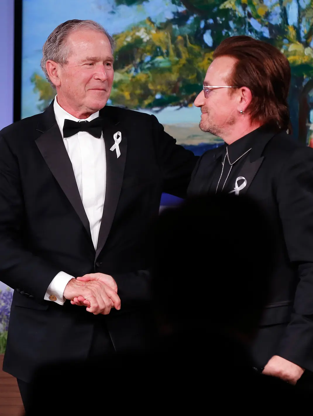 FOTO: Vokalis U2 Bono Dapat Penghargaan dari George Bush - Foto ...