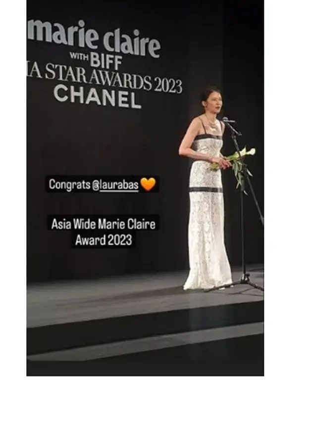 7 Potret Laura Basuki Raih Penghargaan di BIFF 2023, Kategori Sama dengan D.O EXO - Hot Liputan6.com