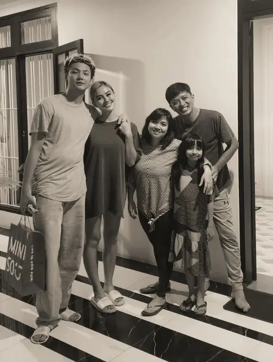 10 Potret Dulu dan Kini Kebersamaan Eza Yayang dengan Agnez Mo, Bersahabat Sejak Kecil - Photo ...