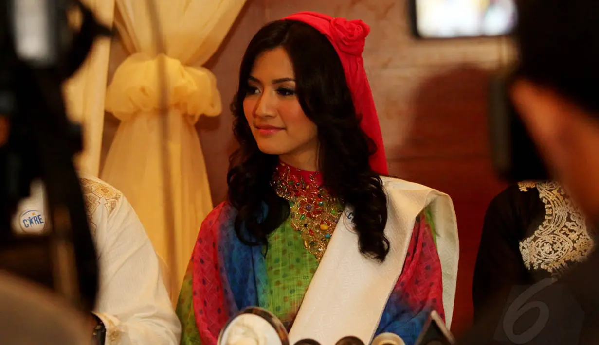 Asty Ananta Tampil Cantik Dengan Busana Warna-warni - Foto Liputan6.com