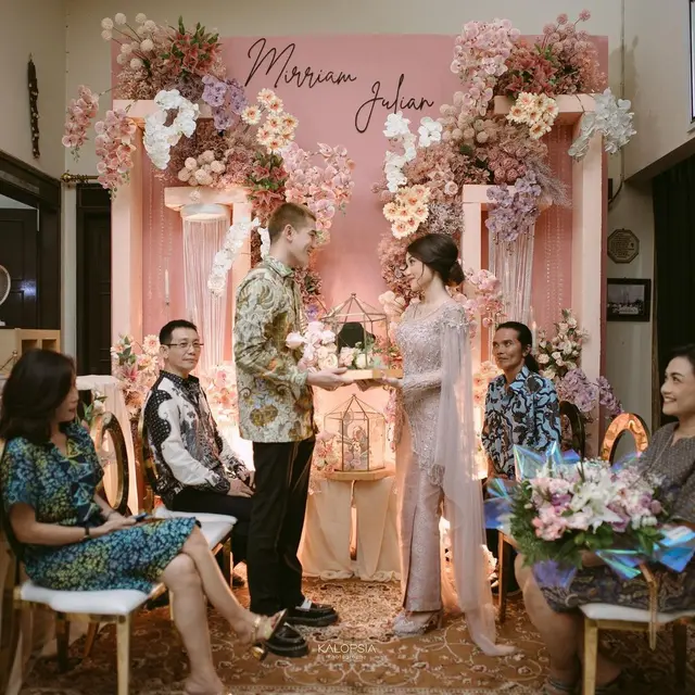 6 Potret Julian Jacob Melamar Mirriam Eka di Yogyakarta: Dihadiri ...