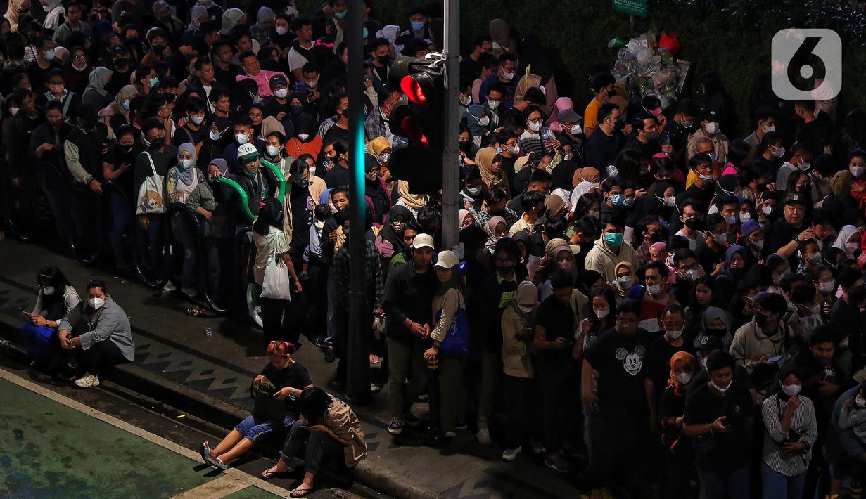 Calon Penumpang Mengular di Stasiun MRT Bundaran HI Selepas Perayaan ...