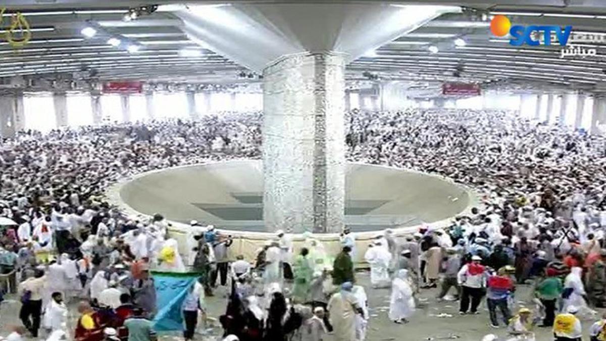 Jemaah Haji Menuju Jamarat untuk Lontar Jamrah