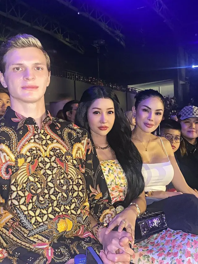 6 Potret Alan Tunangan Lucinta Luna Saat Pakai Batik, Bule Asal Ukraina ...