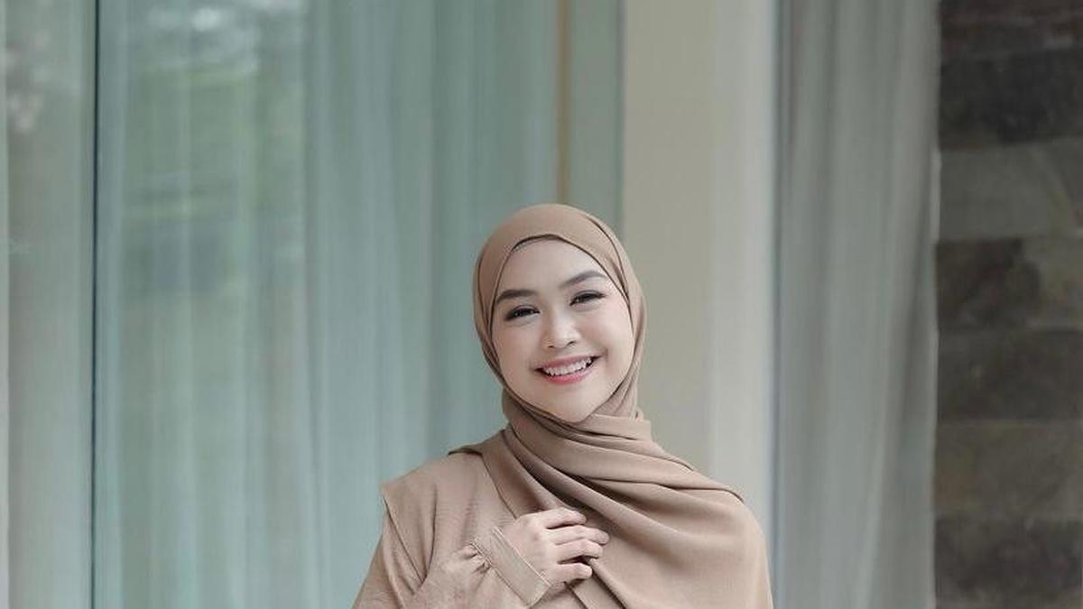 10 Ide OOTD Hijab ala YouTuber Ria Ricis, Santun nan Modis - Photo ...