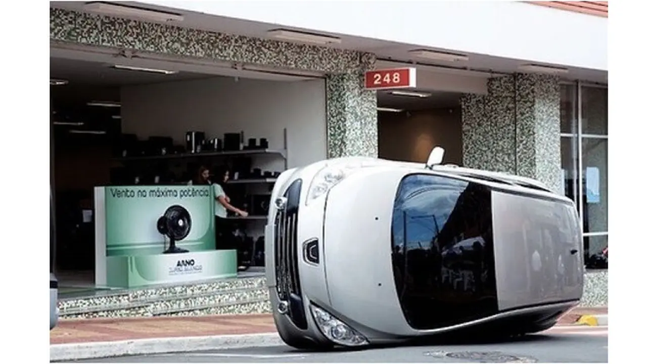 6 Potret Kreatif Pemasangan Iklan di Tempat Umum Ini Unik, Bikin Mudah ...