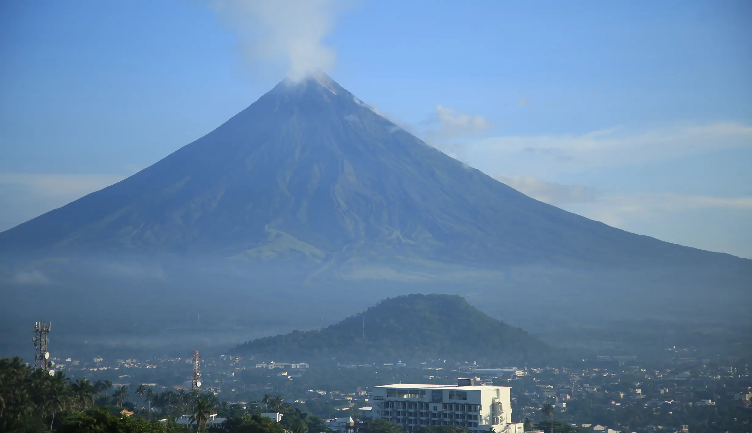 Penampakan Gunung Mayon di Filipina Keluarkan Asap Putih - Foto ...