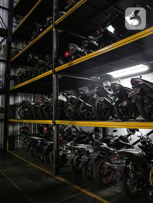 FOTO: Inovasi Baru Parkir Sepeda Motor Vertikal di Ibu Kota - Foto ...
