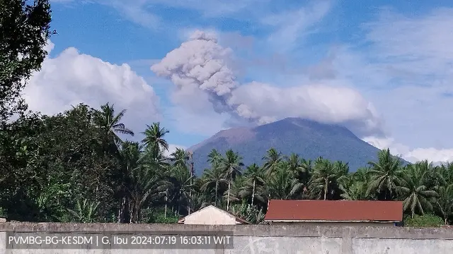 Gunung Ibu Meletus Lagi, Semburkan Abu Vulkanik 1.000 Meter ke Arah Timur Laut - Regional ...