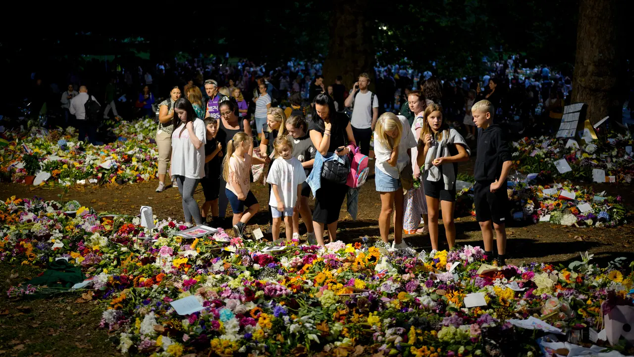 Karangan Bunga untuk Ratu Elizabeth II Dibersihkan dan Dijadikan Kompos ...