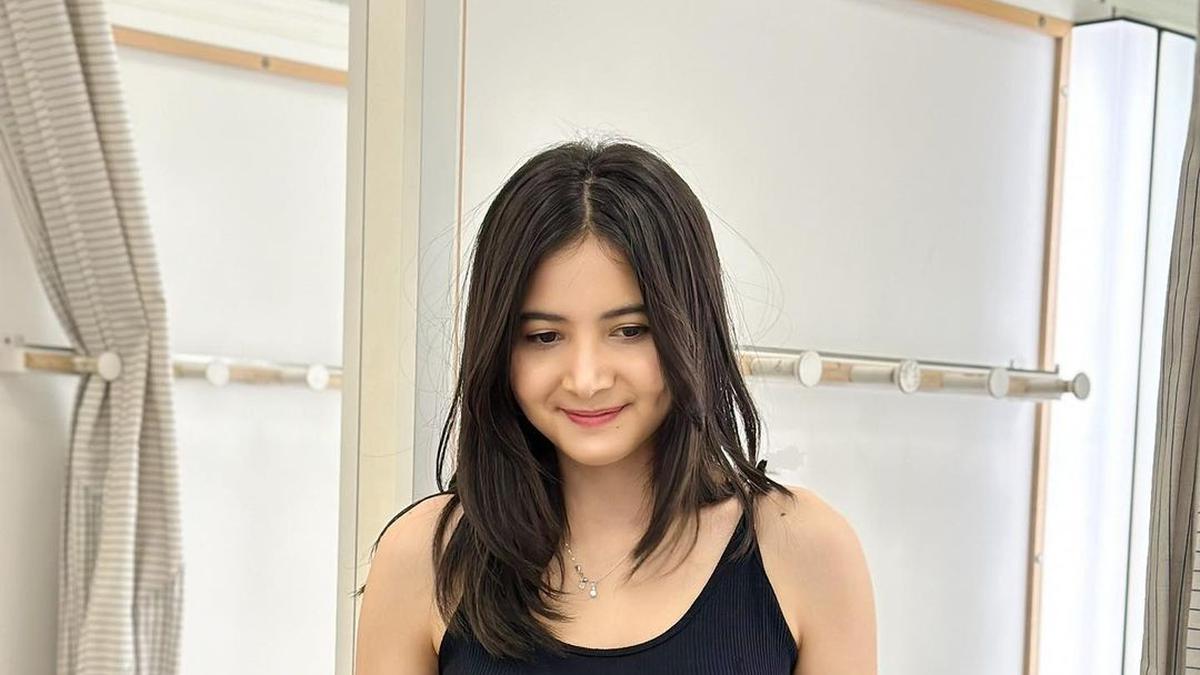 6 Potret Bulan Sutena, Dara Manis 'Saingan' Fuji Jadi Pacar El Rumi ...