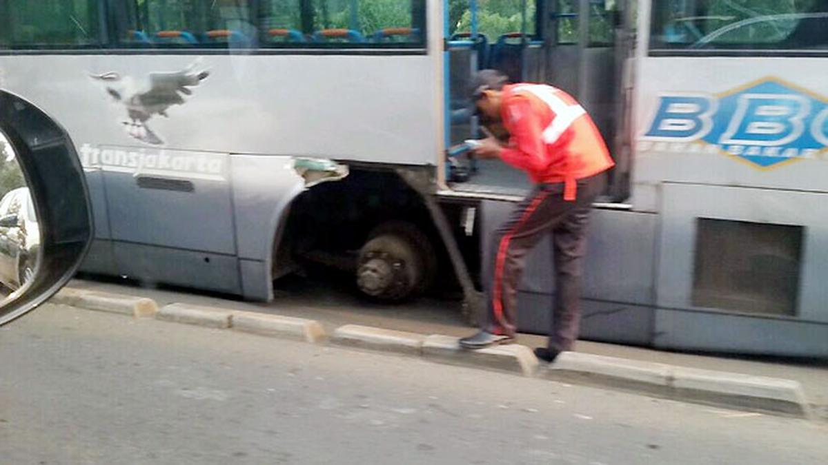 Waduh! Roda Bus Transjakarta Copot