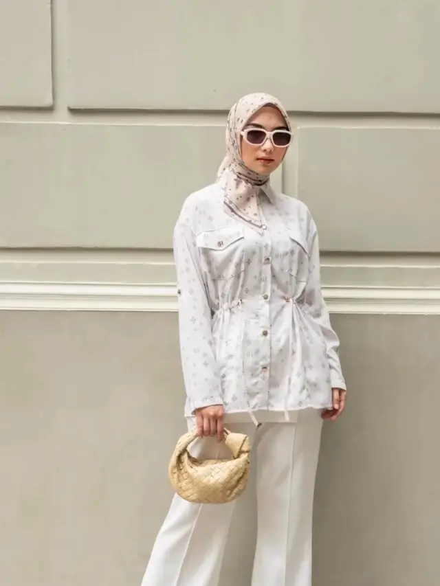 6 Gaya Mix and Match Hijab Celana Putih yang Cocok untuk Segala ...