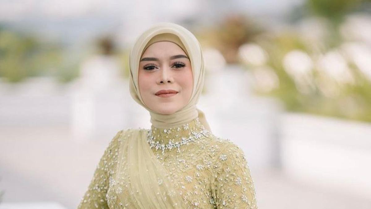 4 Style Padu Padan Kebaya dengan Memakai Jilbab Ala Artis ...