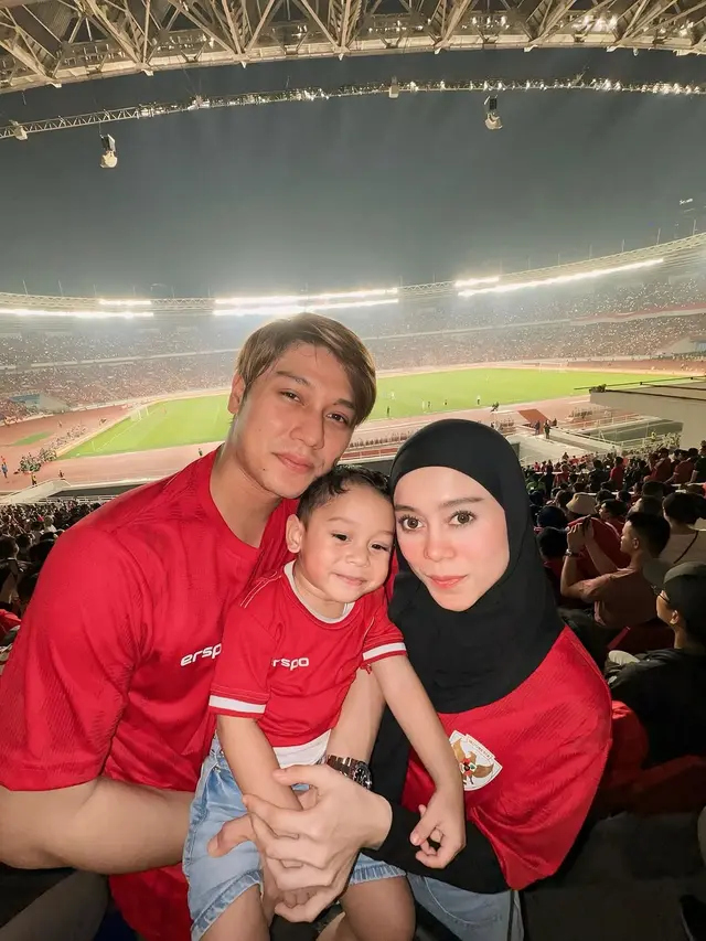 7 Potret Lesti Kejora Temani Rizky Billar Nonton Sepak Bola di Berbagai Negara - Hot Liputan6.com