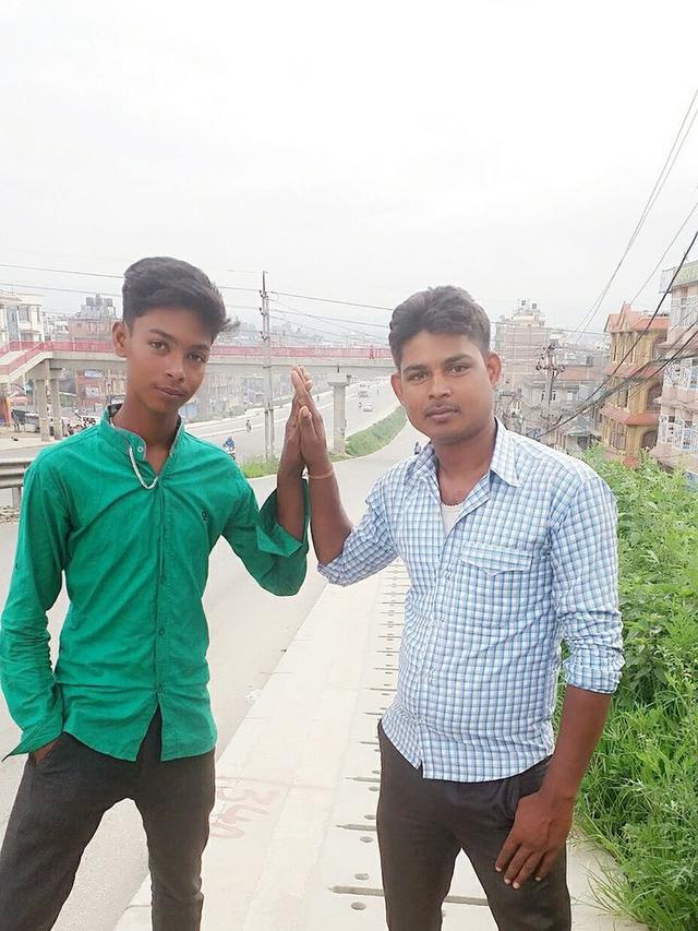 7 Inspirasi Foto Berdua ala Cowok Ini Posenya Bikin Senyum-Senyum - Hot ...