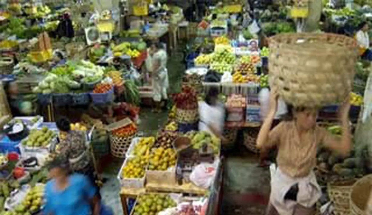 Lorong pedagang buah dan sayuran di Pasar Badung, Denpasar, Bali. Pasar ...