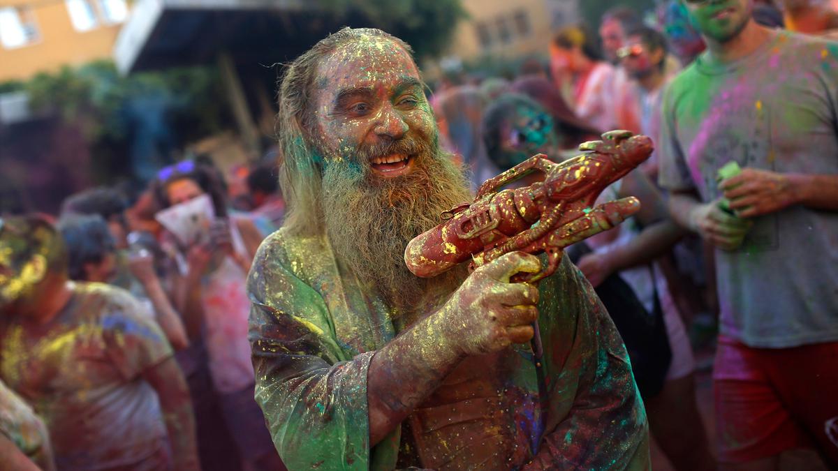PHOTO: Warna-warni Kemeriahan Monsoon Holi di Madrid - Foto Liputan6.com
