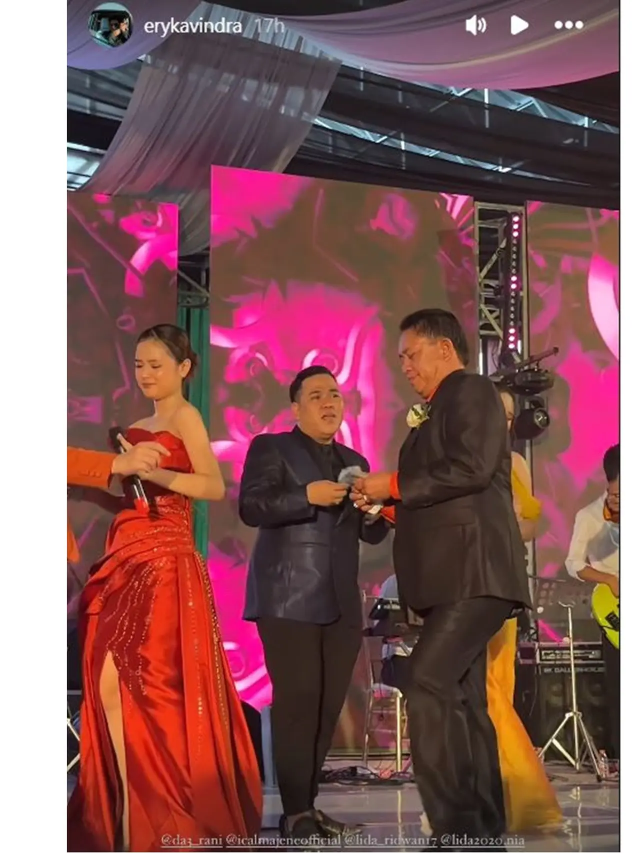 6 Potret Haji Alwi Ruslan Bagi-Bagi Uang Rp50.000 Segepok di Pernikahan ...