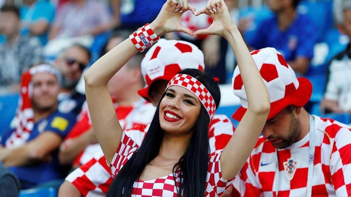 Sexy Dancer Ini Menyulap Atribut Timnas Kroasia Jadi Bikini dan Rok ...