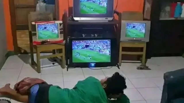 6 Potret Nyeleneh Orang Nonton Bola Ini Bikin Geleng Kepala, Kocak Banget - Hot Liputan6.com