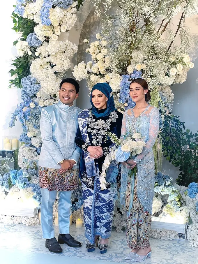 Anggun dan Klasik, Ini Inspirasi Penampilan dengan Kebaya Velvet Biru ...