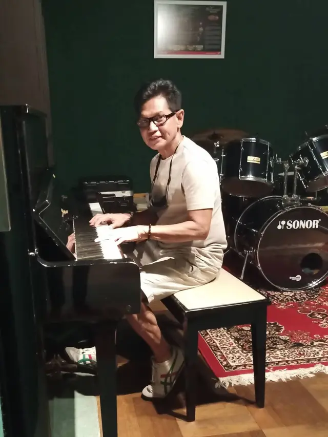 Bugar di Usia 65 Tahun, Ini 6 Potret Terbaru Obbie Messakh Penyanyi Era 80-an - Hot Liputan6.com