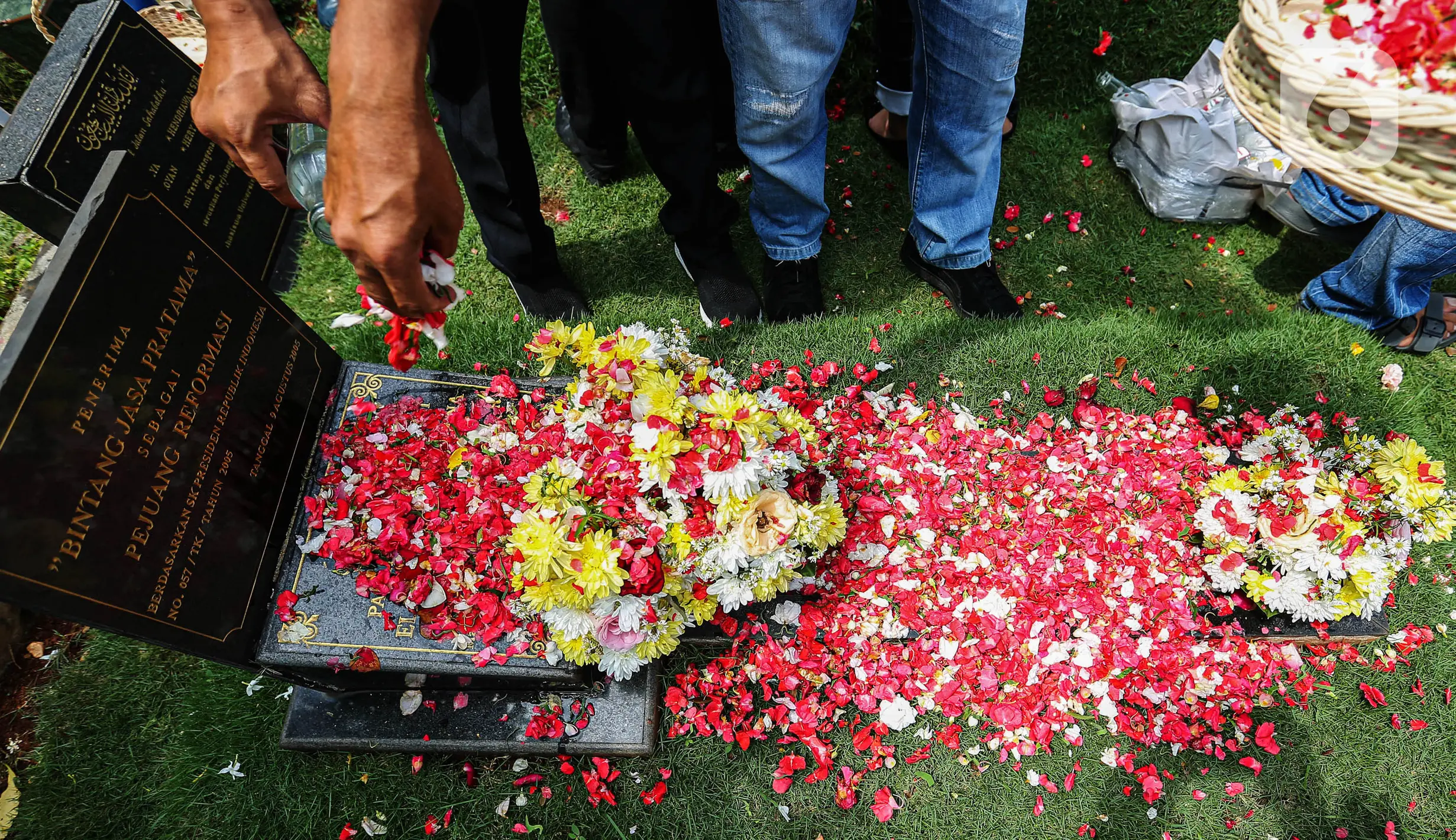 Ziarah Makam Pejuang Reformasi Peringati Tragedi 12 Mei 1998 - Foto ...