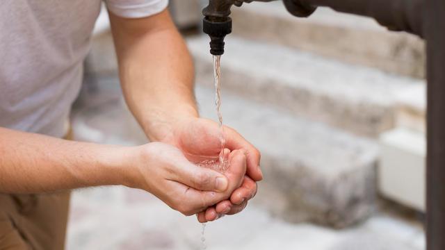 Cara Wudhu yang Benar Sesuai Sunnah, Lengkap dengan Niat dan Urutannya - Islami Liputan6.com