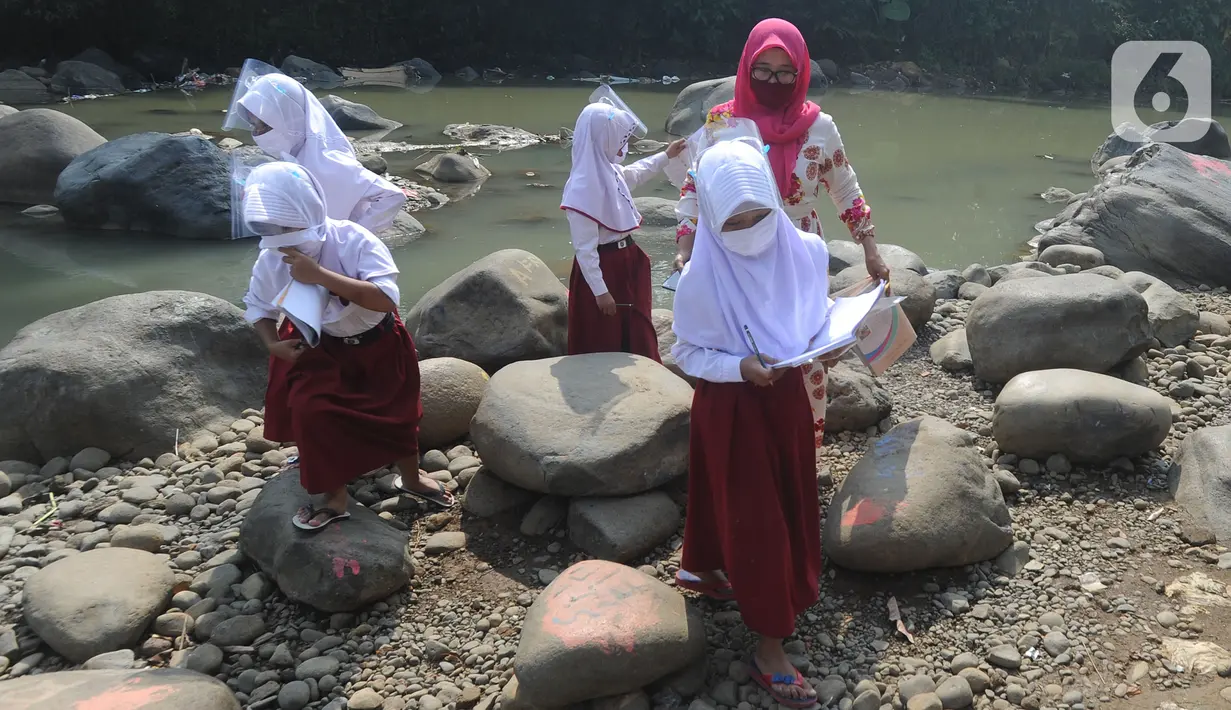 FOTO: Belajar Secara Daring di Pinggir Sungai - Foto Liputan6.com