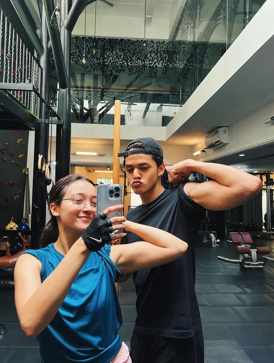 Jarang Pamer Kemesraan, Ini 6 Potret Kebersamaan Megan Domani dan Adik Aurelie Moeremans - Photo ...