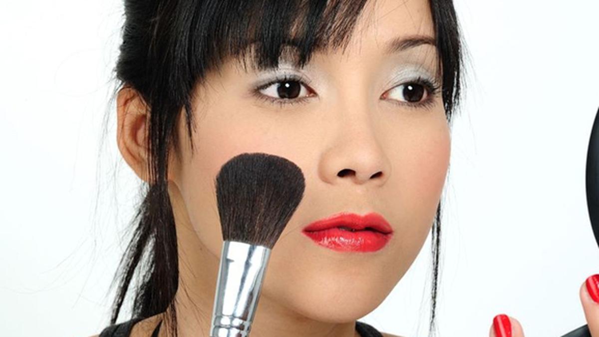 Makeup Seperti Topeng? Anda Salah Pakai Foundation - Beauty Fimela.com