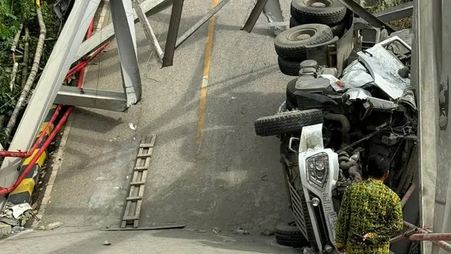 Jembatan Desa Busui di Paser Roboh Diduga karena Ditabrak Truk ...