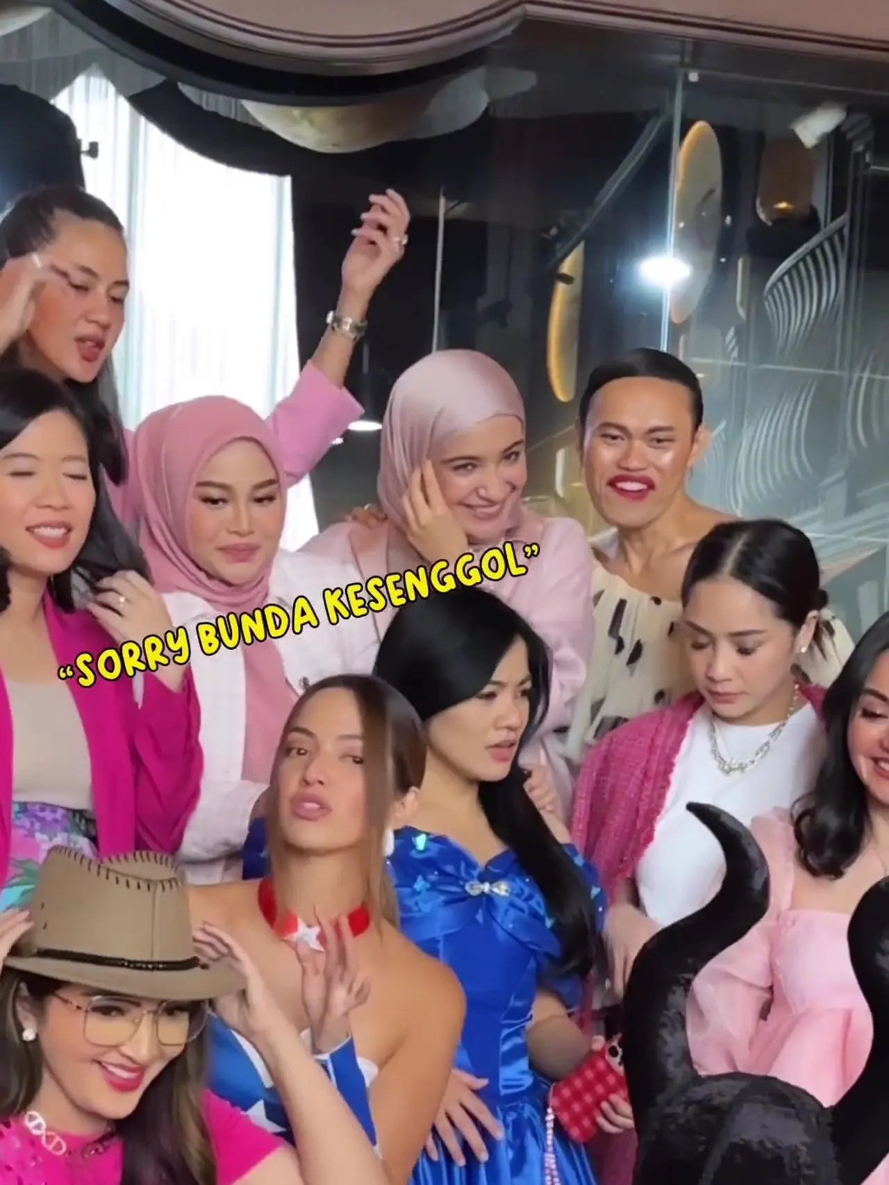 10 Potret Geng Cendol di Ultah Ayu Dewi yang Pakai Kostum Tanduk, Selalu Heboh - Hot Liputan6.com